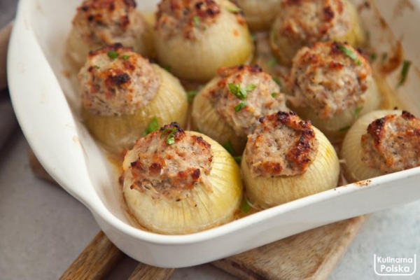 Cebula faszerowana mięsem. Przepis, który bardzo fajnie sprawdza się na ...